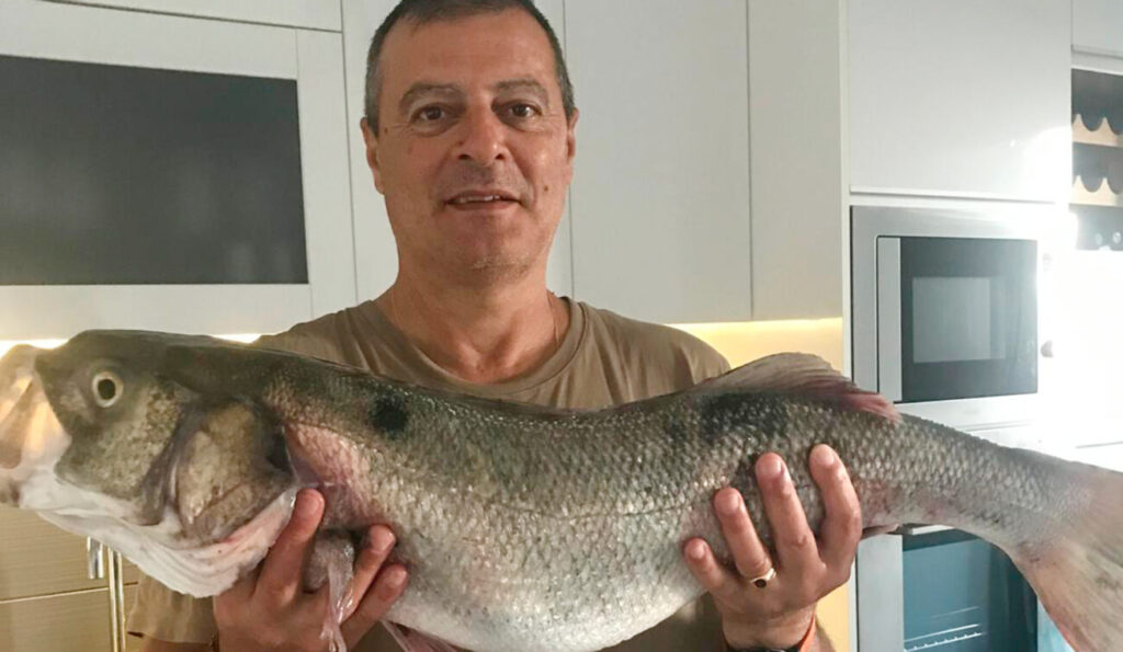 Amares. Rendufense Fernando Azevedo pesca robalo gigante – O Amarense