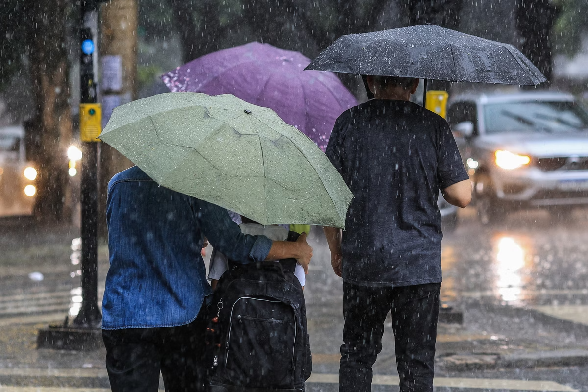 Chuva e vento forte colocam oito distritos sob aviso amarelo – O ...