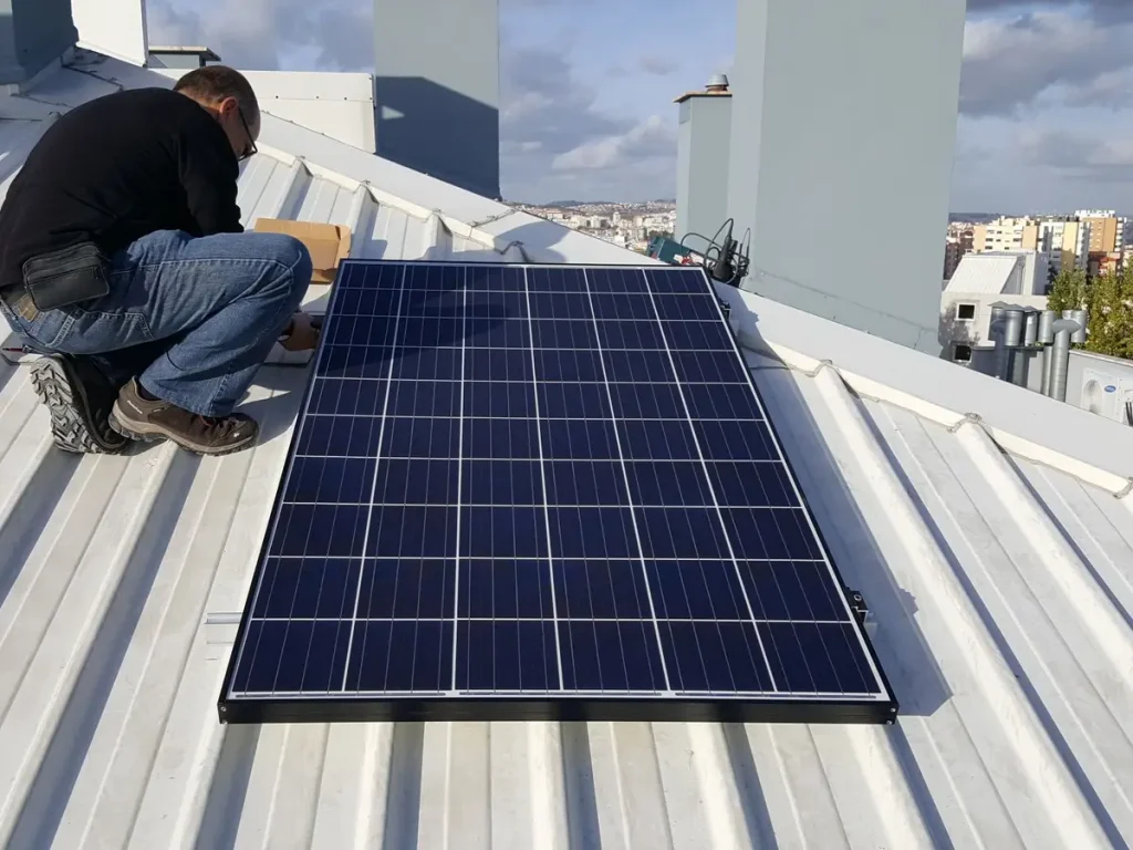 Famílias vão receber apoios para comprar painéis solares através do ...