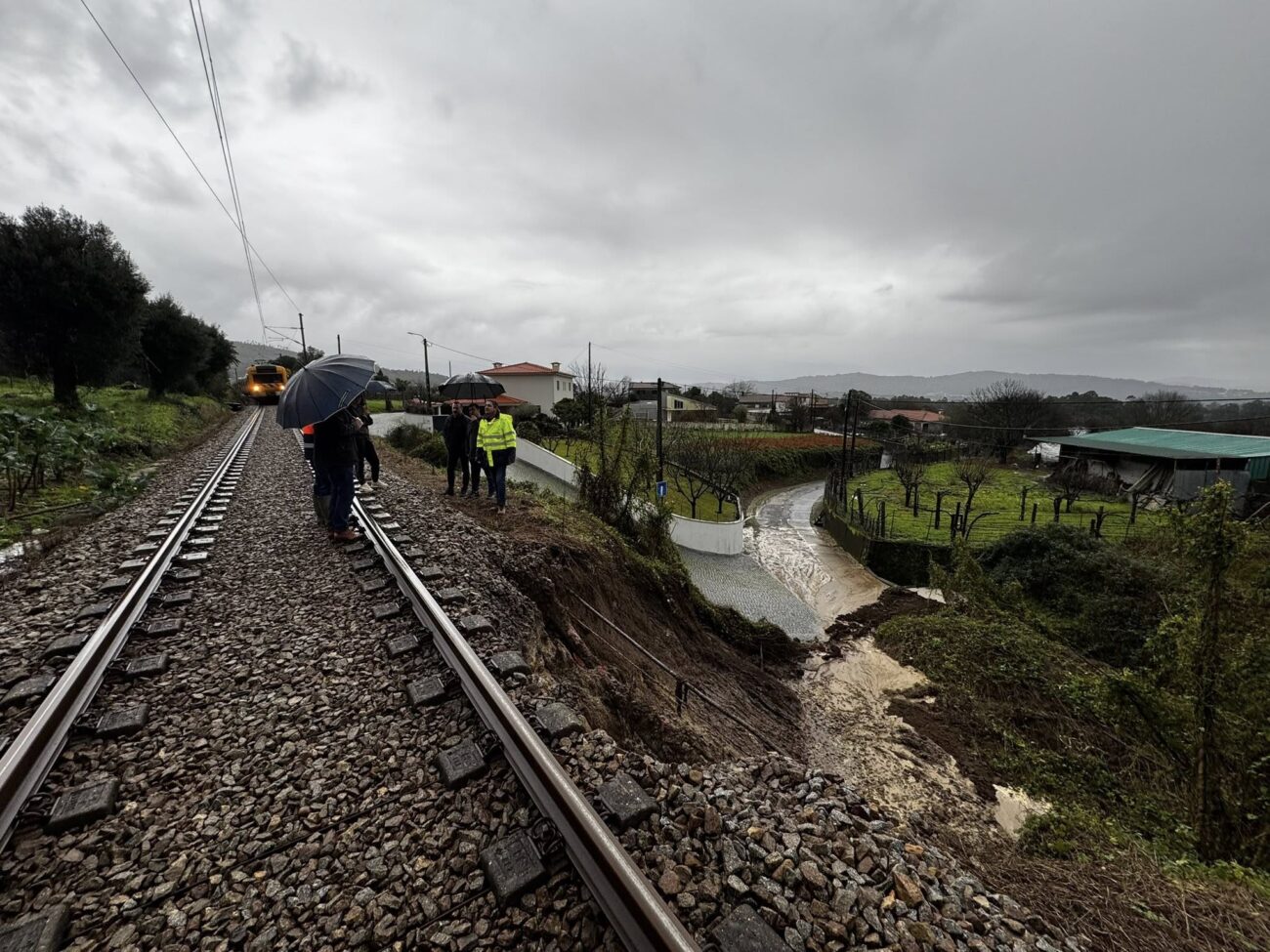 Derrocada de terras corta circulação na Linha do Minho em Barcelos – O ...