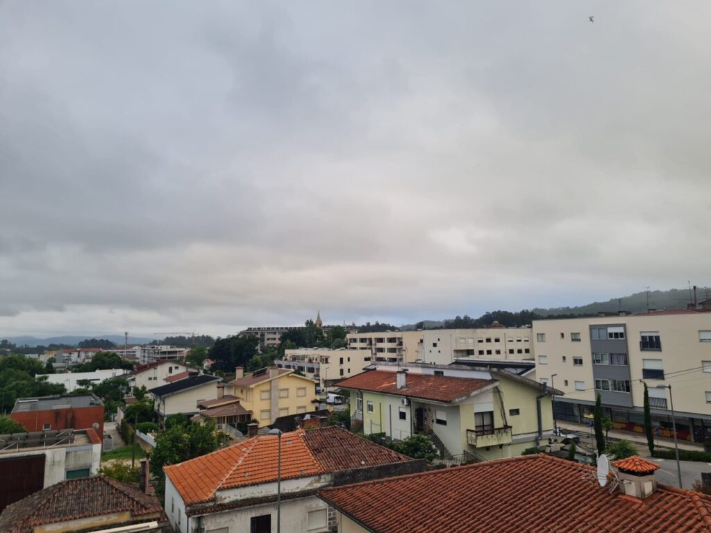 Corpo de Deus no Minho com céu nublado e chuviscos dispersos ao longo ...